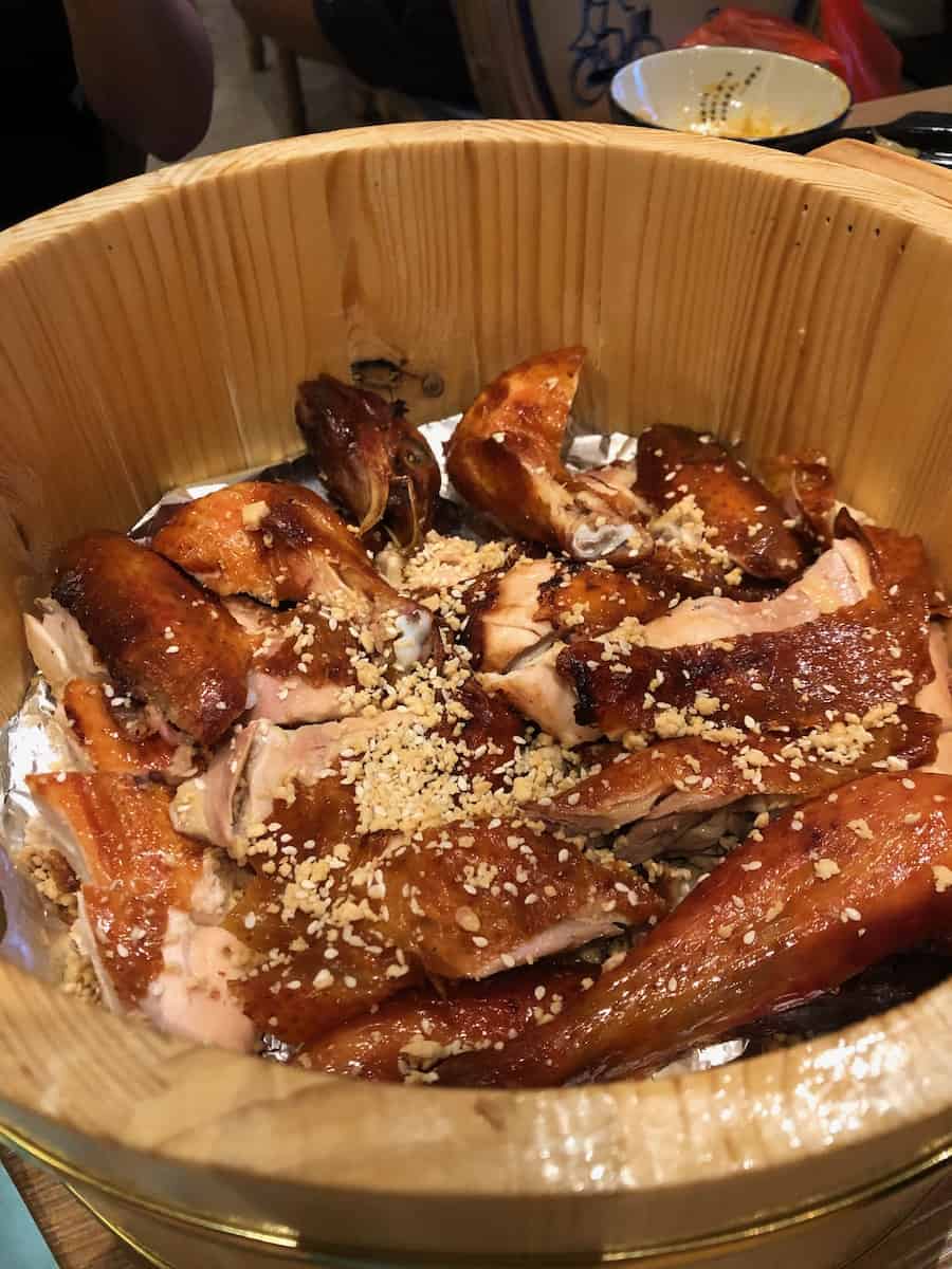 Hutaoli: a unique Sichuan restaurant blending music and entertainment